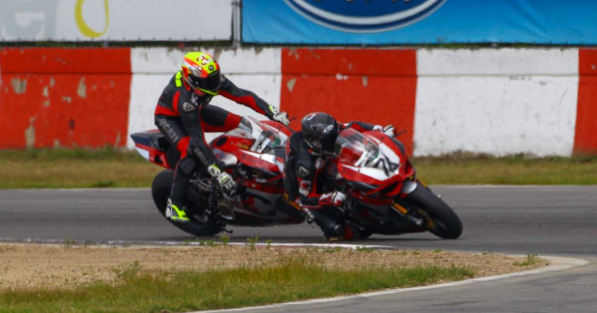 Javier Fores: Spanische Ducati-Stunt-Show - Euro Moto Superbike ...