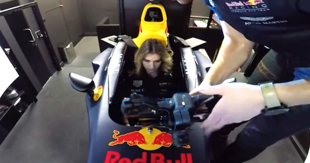 Red Bull: YouTube-Star Sim Racing Girl im Simulator - Formel 1 ...