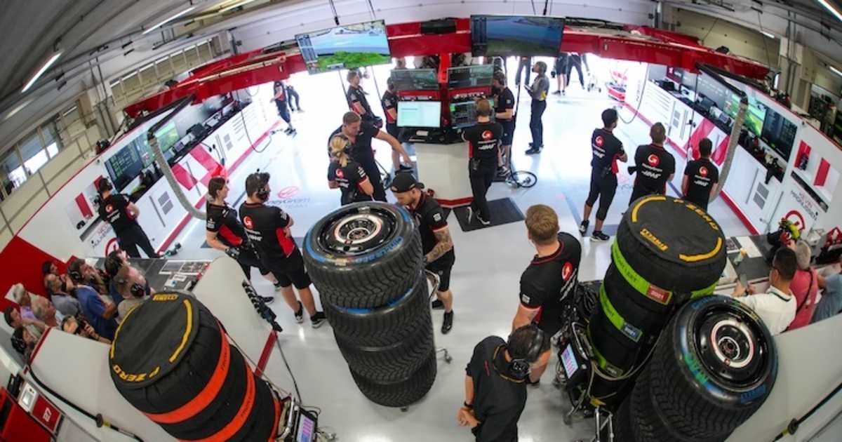 Verstappen & Hamilton rätseln: Pirelli mischt Karten - Formel 1 ...