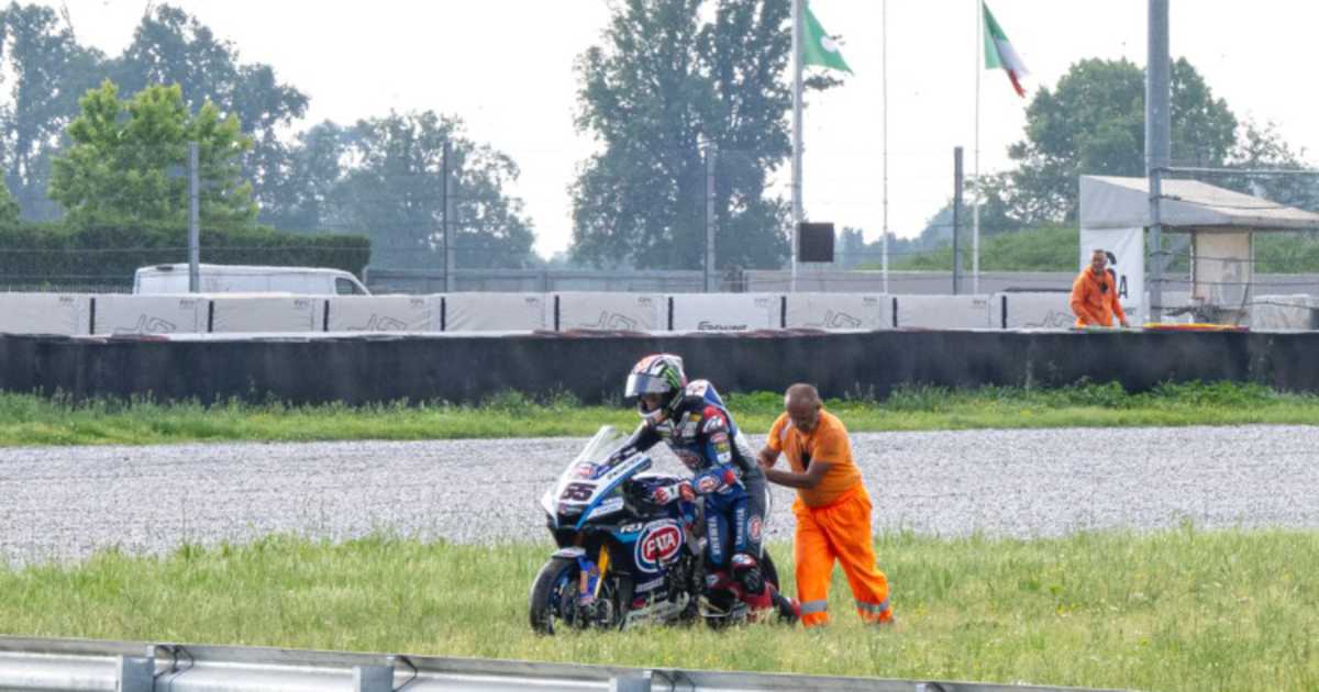 Keine Service-Road: Johnny Rea schob durch den Dreck - Superbike WM ...